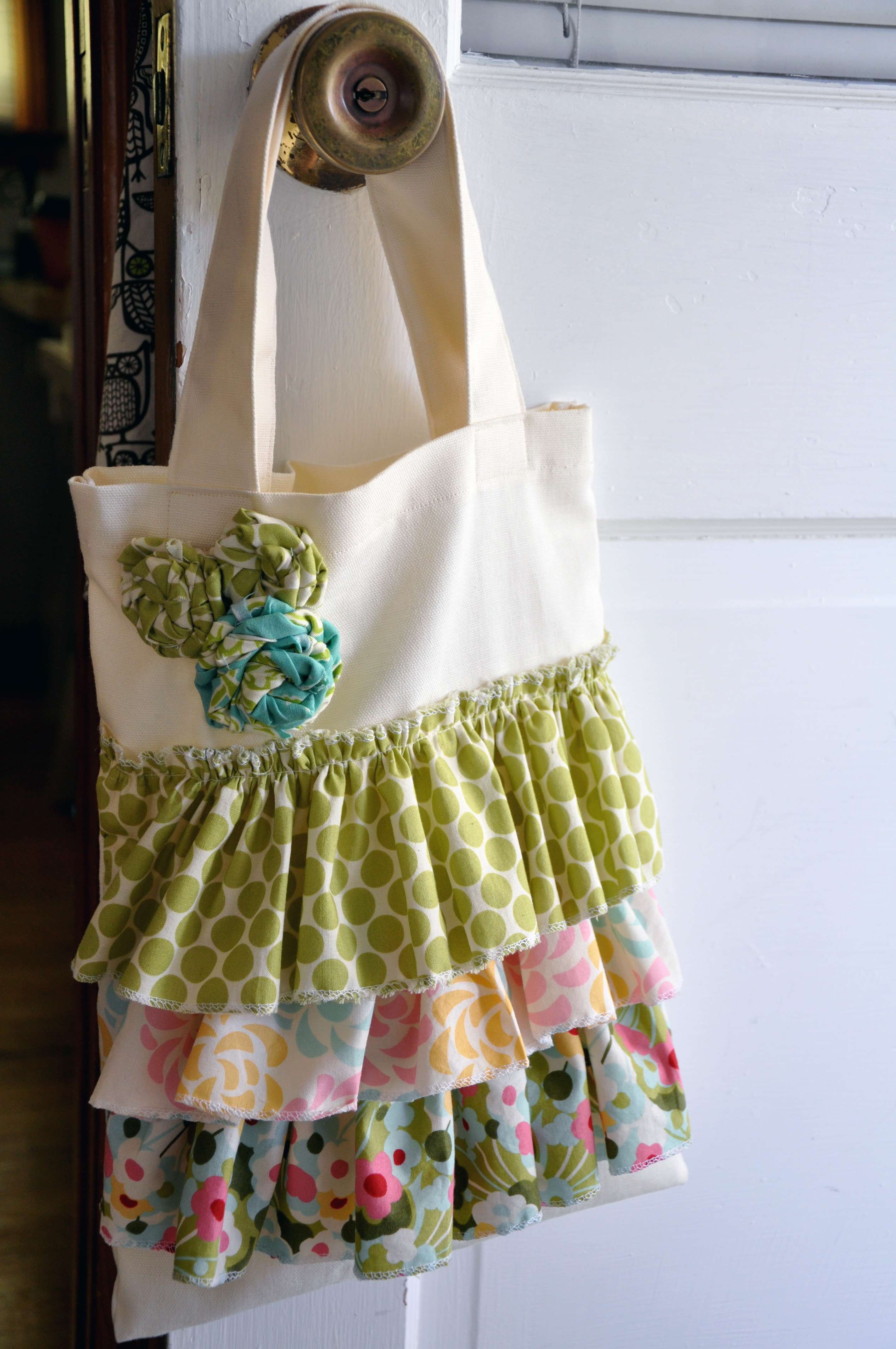 Ruffle tote tutorial with flowers - telafante